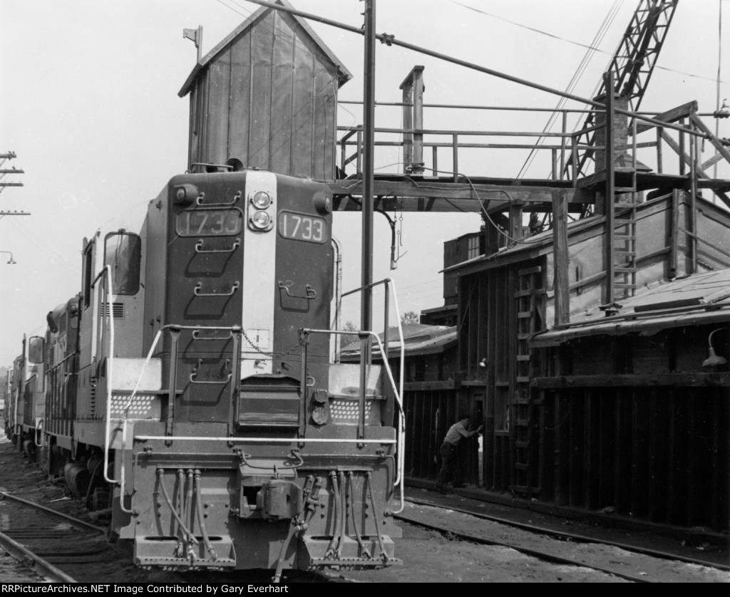 BM GP9 #1733 - Boston & Maine